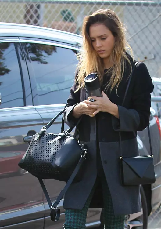 The Many Bags of Jessica Alba, del to (20)