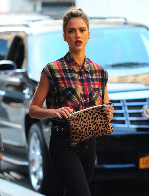 The Many Bags of Jessica Alba, Μέρος Δεύτερο (4)