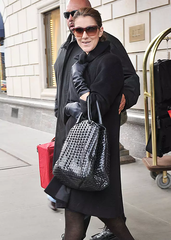 Celine-Dion-Bottega-Veneta-anyaman-Tote