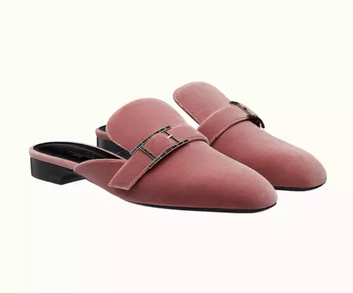 Tá an leagan amach ócáideach céanna ag an Beauty Mule leis na bróga eile ach is rogha beagán níos deise é. Grianghraf via Hermès.com.