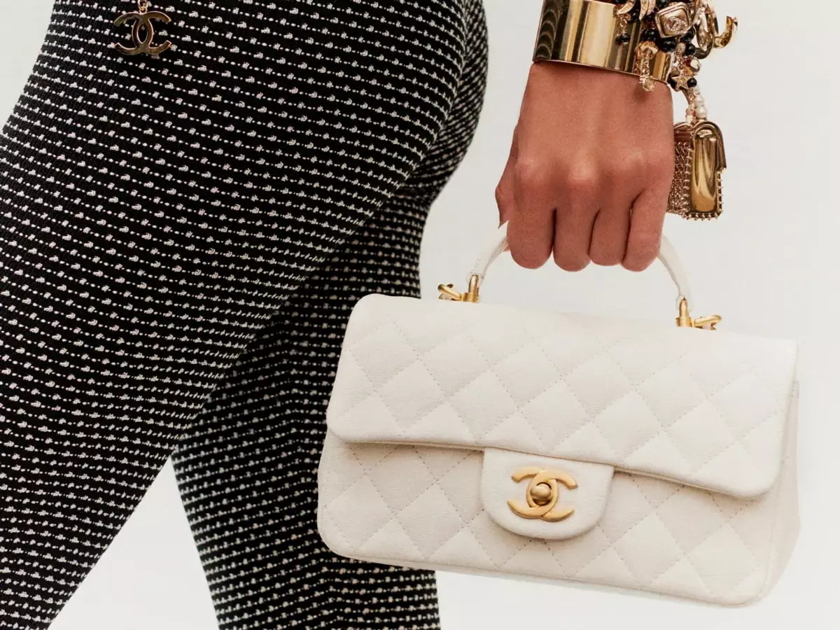 เรามีภาพ + ราคากระเป๋าที่โดดเด่นของ Chanel สำหรับฤดูใบไม้ผลิปี 2021