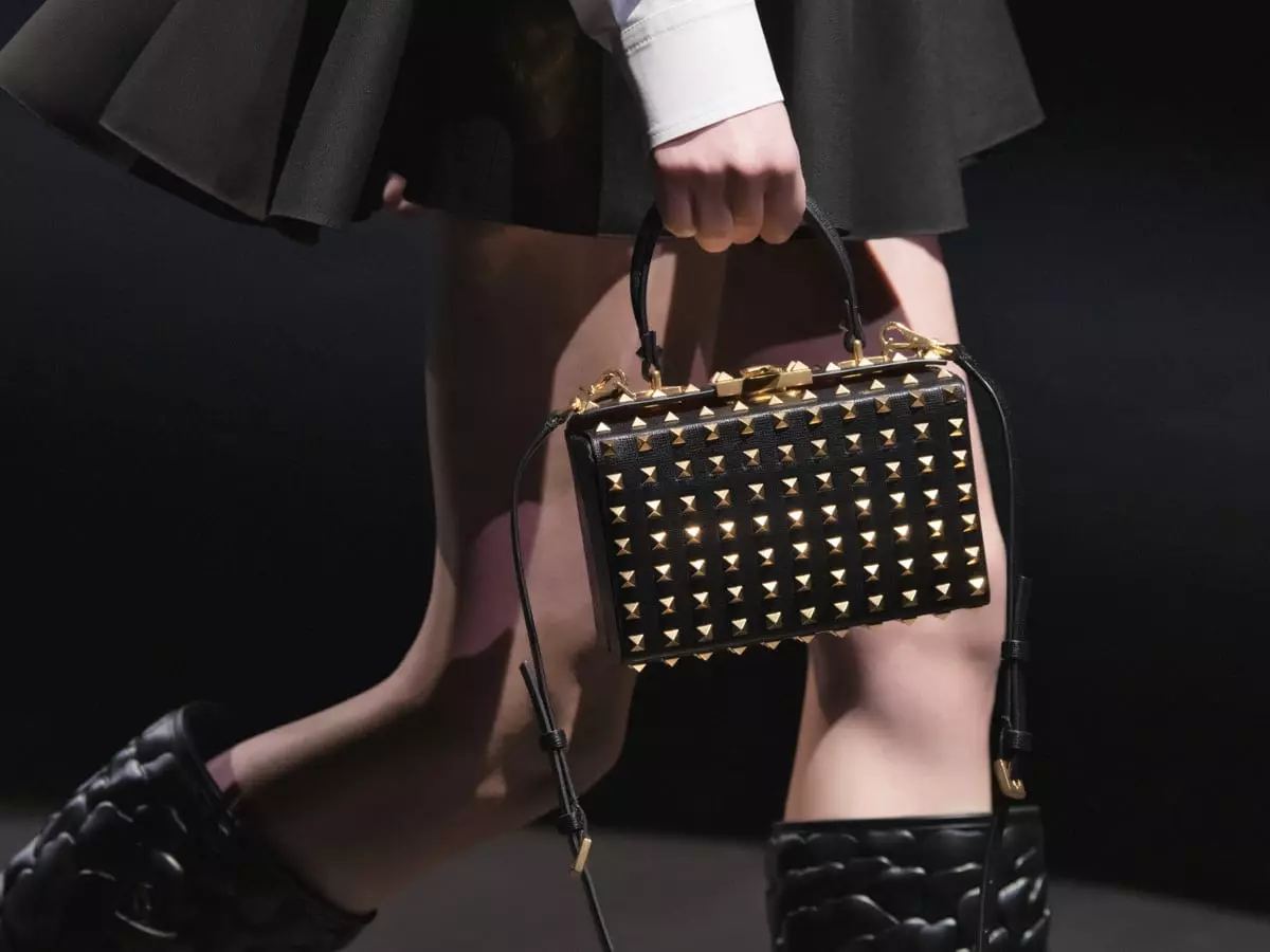 Valentino ya Mai da hankali kan Neutrals da Rockstuds don Fall 2021