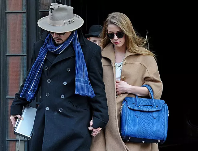 Amber Heard a un sac McQueen sur un bras et Johnny Depp sur l'autre 7217_1