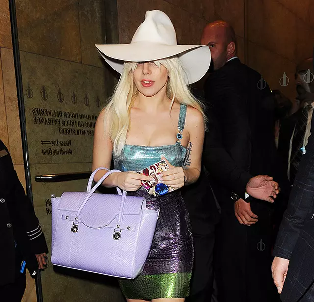 Η Lady Gaga απλά δεν μπορεί να πάρει αρκετό Versace 7397_1