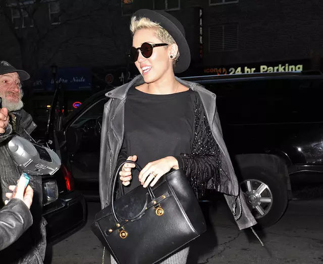 Miley Cyrus totes Versace ni NYC 7399_1