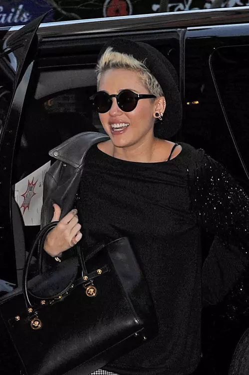 Miley Cyrus nosi torbe Versace v NYC 7399_2