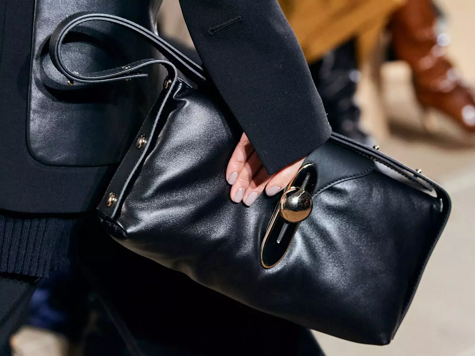 Memperkenalkan Tas Latch Empuk Proenza Schouler