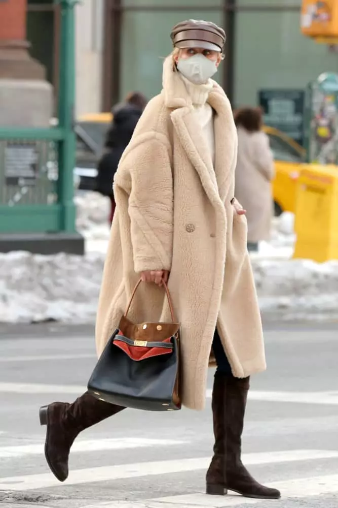 Celebs Brave the Cold Mat Poschen vu Gucci, Fendi a Méi 744_2