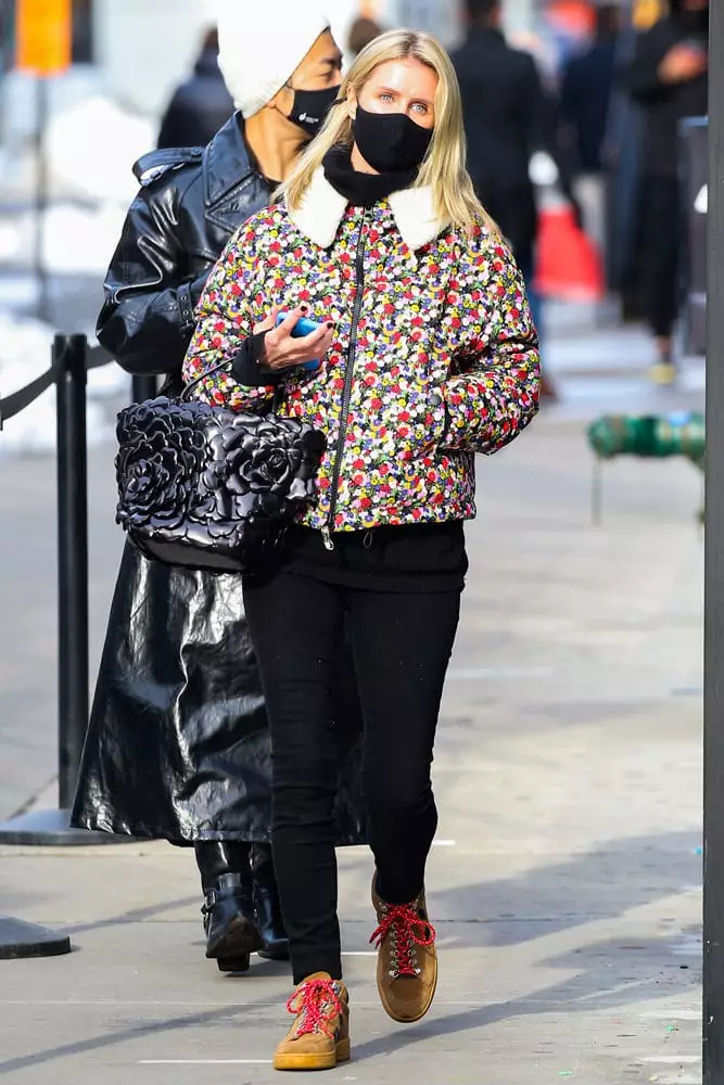 Celebs Brave the Cold Mat Poschen vu Gucci, Fendi a Méi 744_5