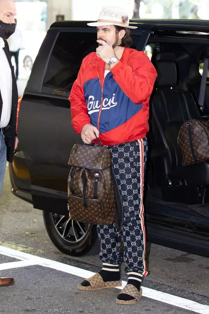 Celebs Brave the Cold Mat Poschen vu Gucci, Fendi a Méi 744_9