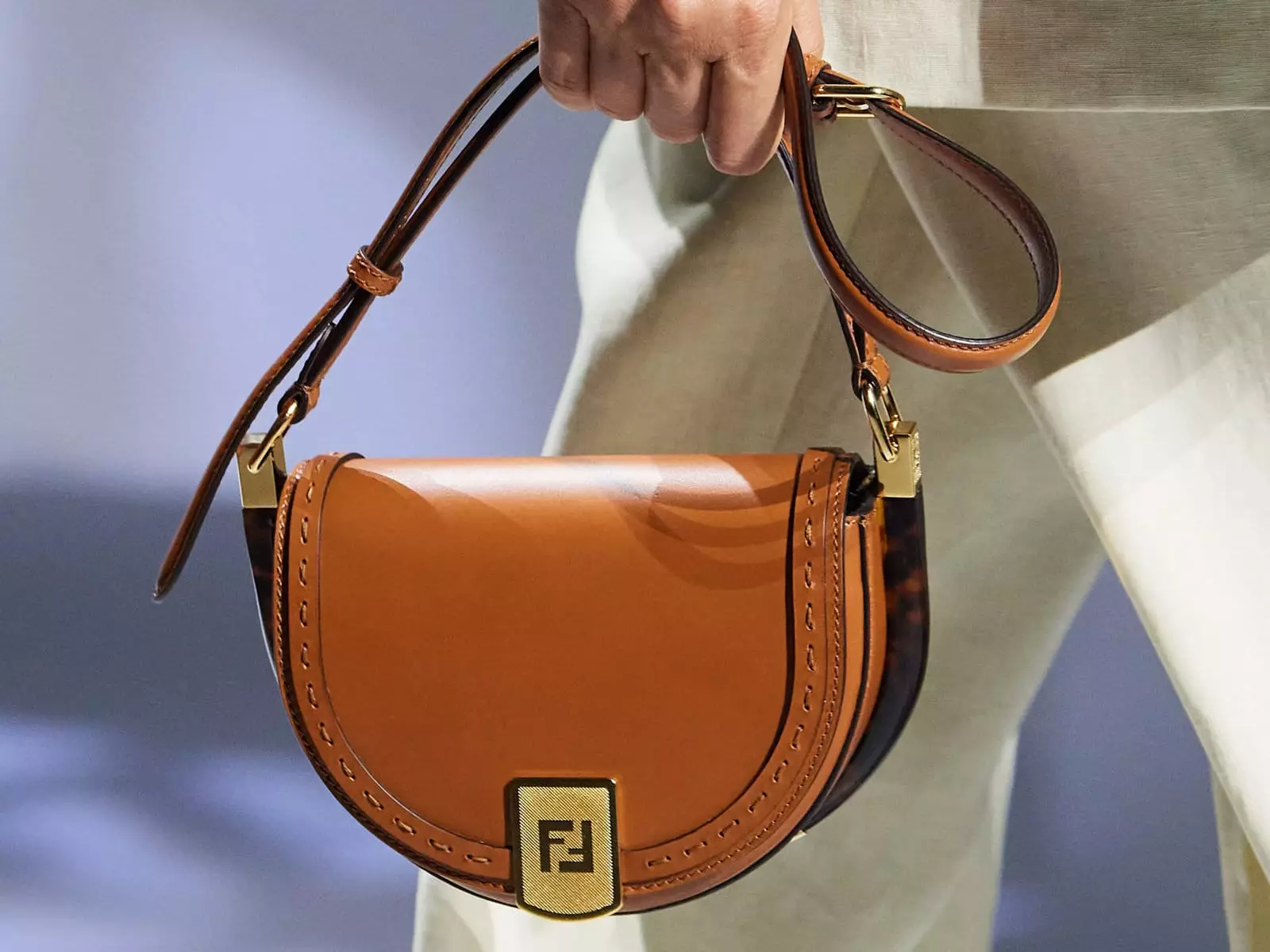 Согласно Fendi, седельная сумка возвращается.