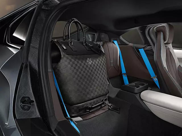 Equipatge de fibra de carboni Louis Vuitton x BMW i8 4