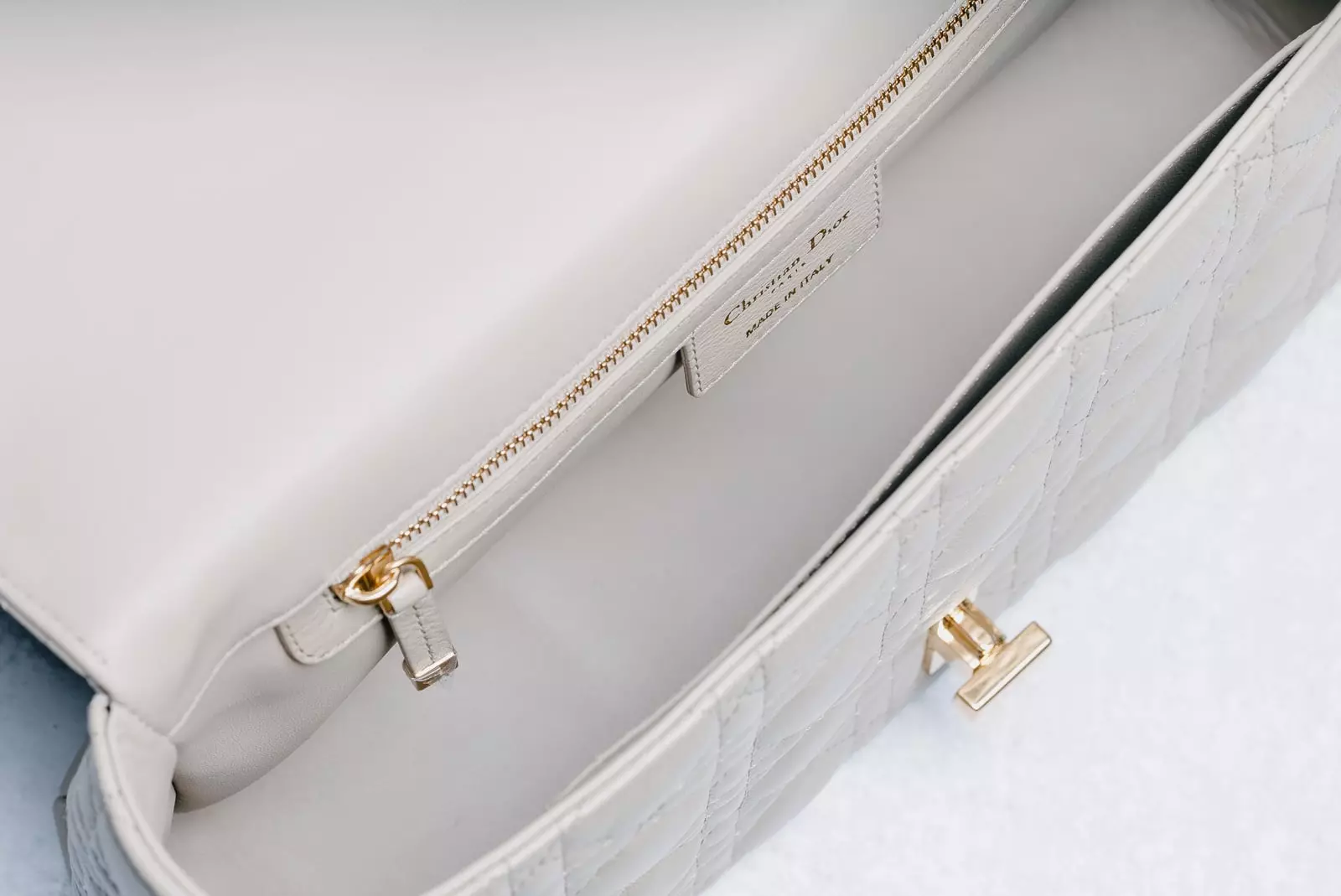 Golwg ar Eicon Newydd: Bag Dior Caro 796_11