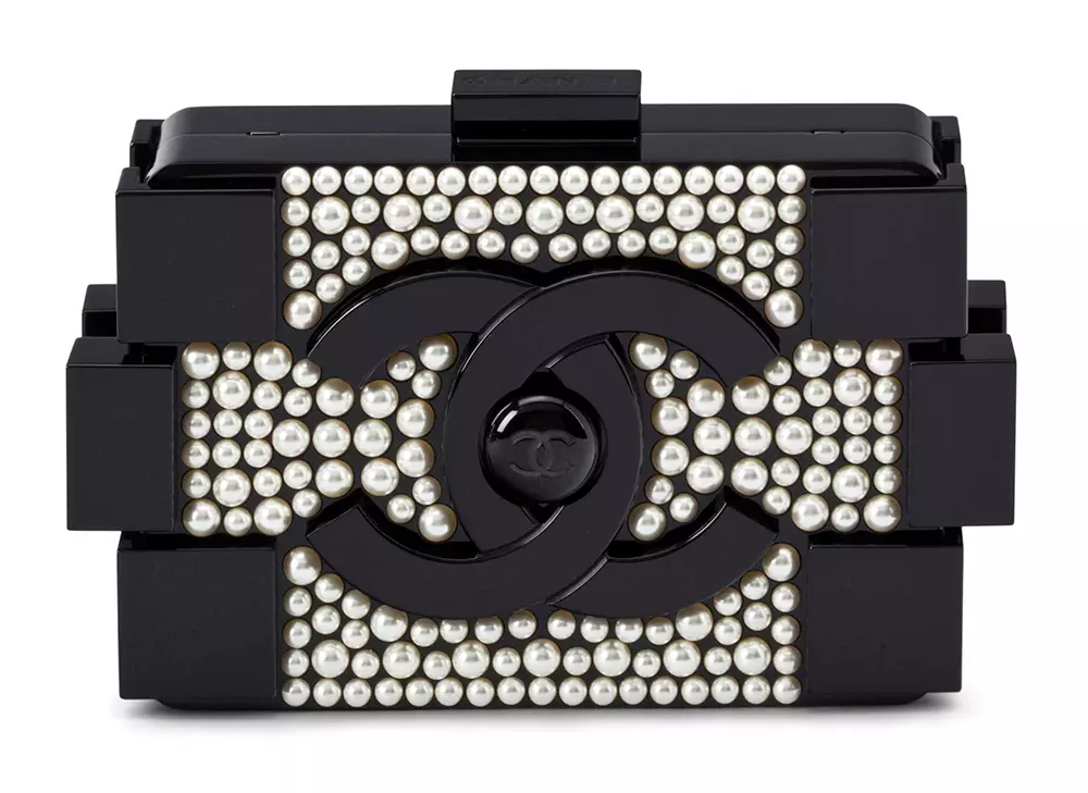 Chanel Boy Brick Pearl Clutch, $16,000 melalui Christie's