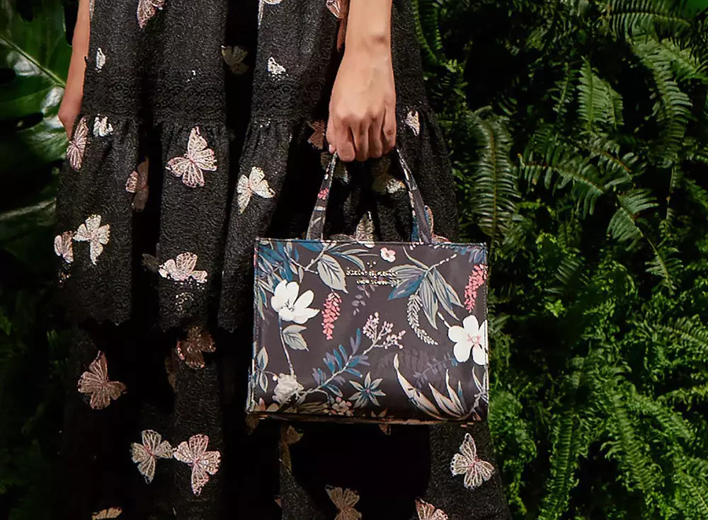 Kate Spade ji bo Bihara 2018-an Bi Çenteyên Piçûk ên Boxy ve Vegere Koka Xwe 8177_1