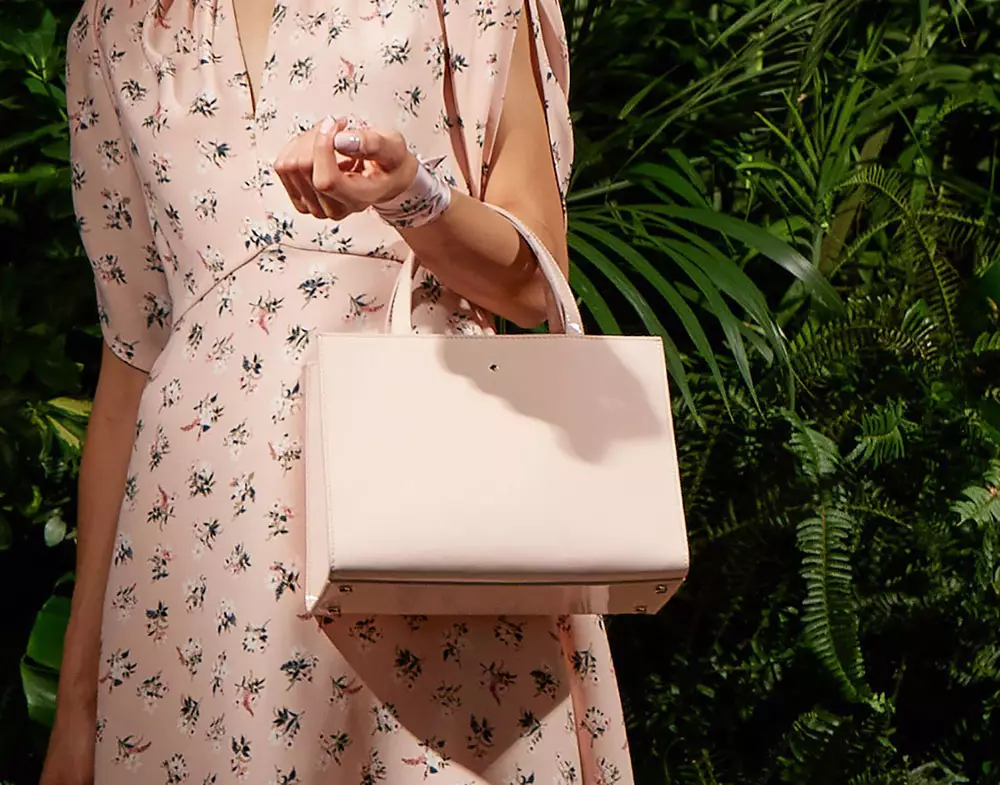 Kate Spade ji bo Bihara 2018-an Bi Çenteyên Piçûk ên Boxy ve Vegere Koka Xwe 8177_14