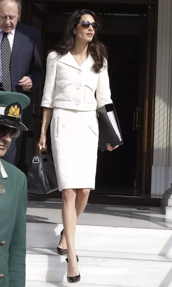 Amal Clooney waxay aragtay iyada oo u socota inay la kulanto Premier Giriigga Samara ee Athens, Greece