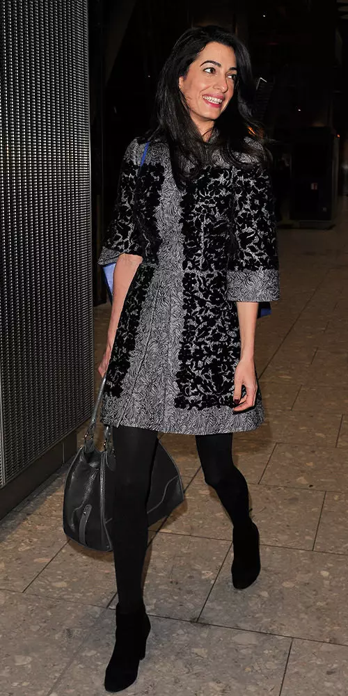 Amal Clooney ayaa la arkay iyadoo soo caga dhigatay garoonka Heathrow ee London