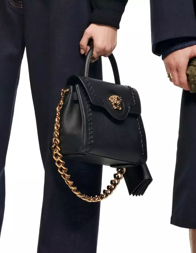 Versace Bi Çenteyên xwe yên Pêş-Piyîza 2021-an re wê pileyek dadixe 845_28