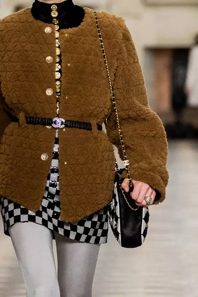 ערשטער קוק: Chanel's Métiers d'Art 2021 באַגס 864_15