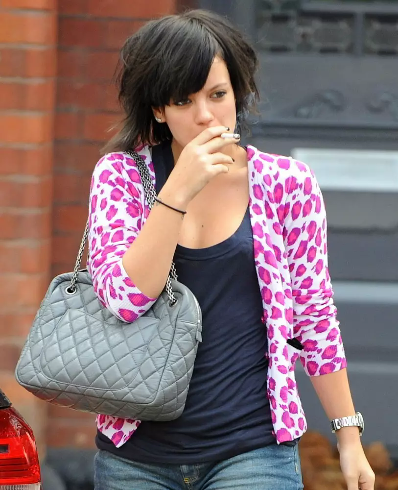 De mange poser af Lily Allen-9