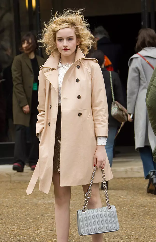 Julia-Garner-Miu-Miu-Matelasse-Flap-Çanta