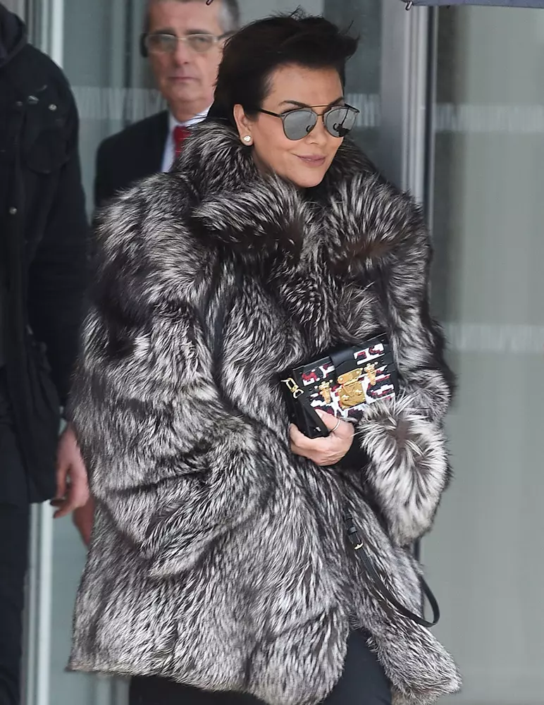 Kris-Jenner-Louis-Vuitton-Petite-Malle-kytkin