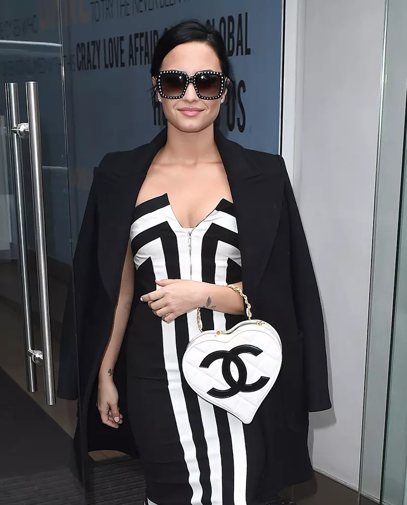 Demi-Lovato-Chanel-Szív-Felső fogantyús-táska