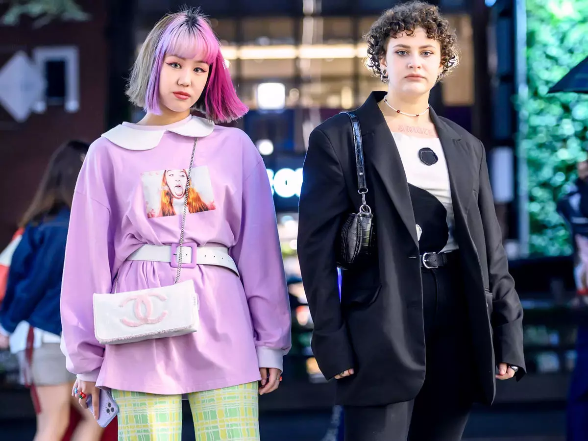 De beste streetstyle-tassen gespot op Tokyo Fashion Week