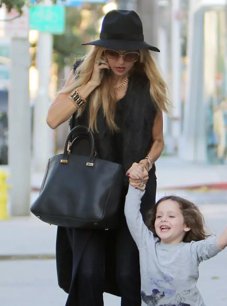 Si Rachel Zoe nakig-uban sa iyang anak sa Beverly Hills, CA