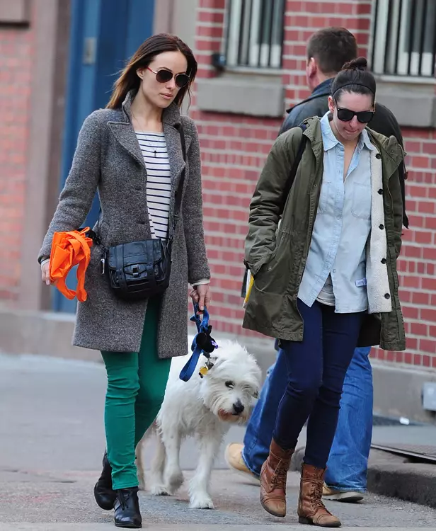 D'Olivia Wilde trëppelt hiren Hond mat engem Proenza Schouler Pouch op hirer Säit 9166_2