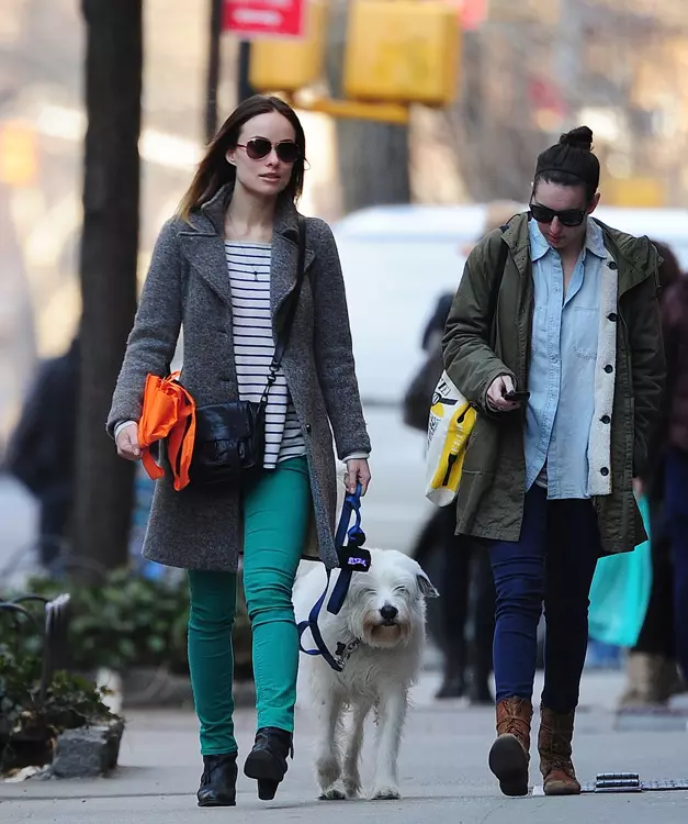 D'Olivia Wilde trëppelt hiren Hond mat engem Proenza Schouler Pouch op hirer Säit 9166_4