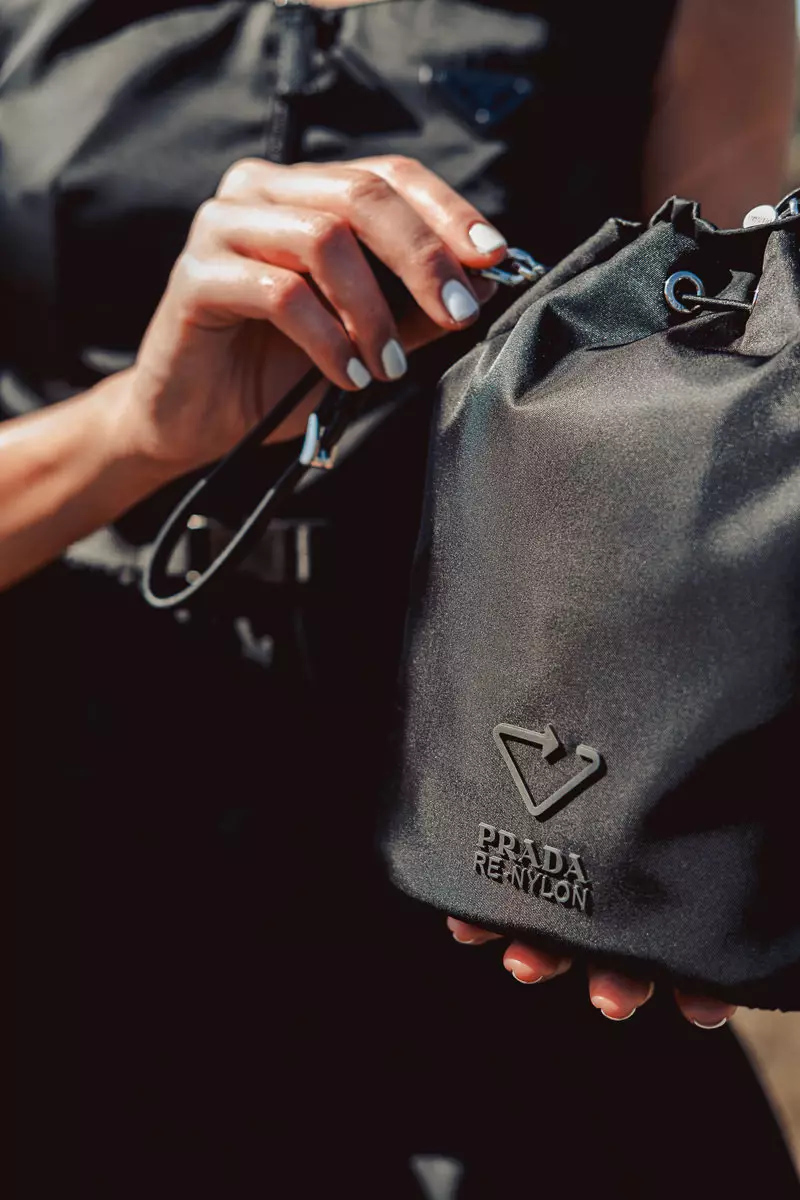 „Prada Re-Nylon“ suteikia tvarumą labiausiai atpažįstamam prekės ženklo ženklui: nailonui 930_14