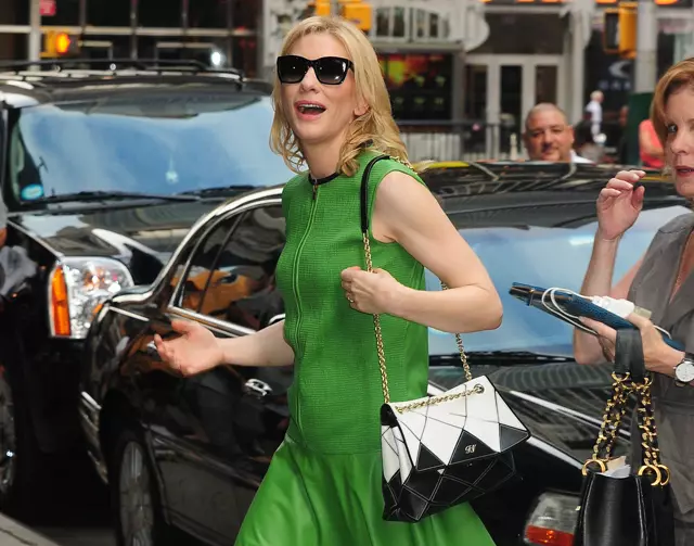 Cate Blanchett sieht mit einer Roger Vivier Tasche wie immer elegant aus
