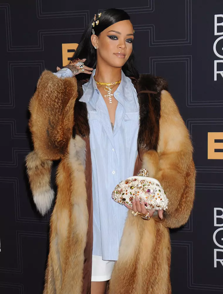 Rihanna-Dolce-a-Gabbana-Dea-Clutch