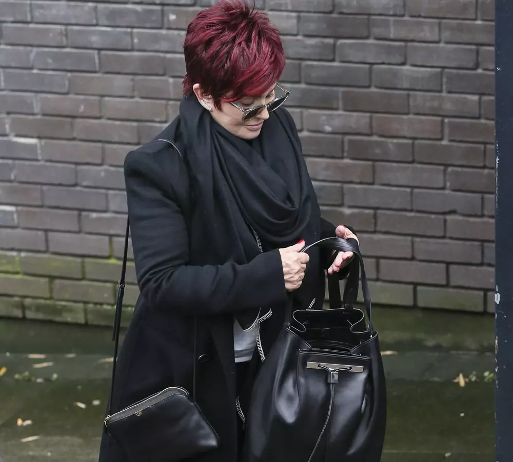 Sharon Osbourne qatordan ikkita sumka bilan ikki barobarga chiqdi 9530_1