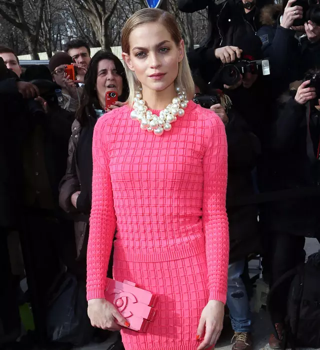 Leigh Lezark carregando uma Chanel Lego Clutch rosa no desfile da Chanel Fall 2013