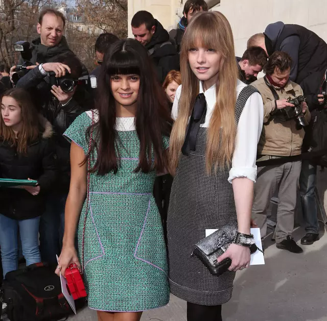 Modelo Laura Hayden carregando uma pequena bolsa Chanel prata no desfile da Chanel Fall 2013