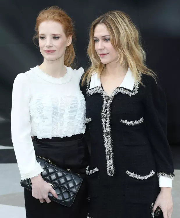 Jessica Chastain nešina Chanel atsegamą krepšį 2013 m. rudens parodoje Chanel