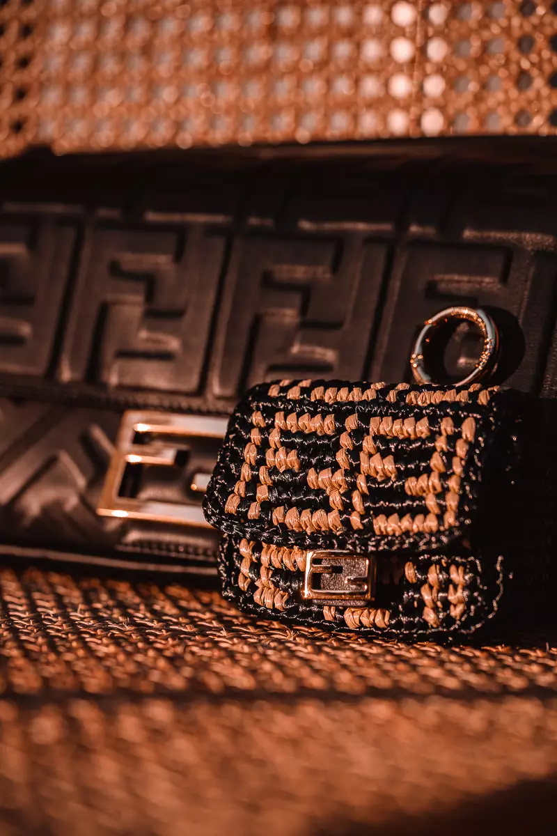 Fendi svinēja Fendi baguette Nacionālajā rokassomu dienā 972_11