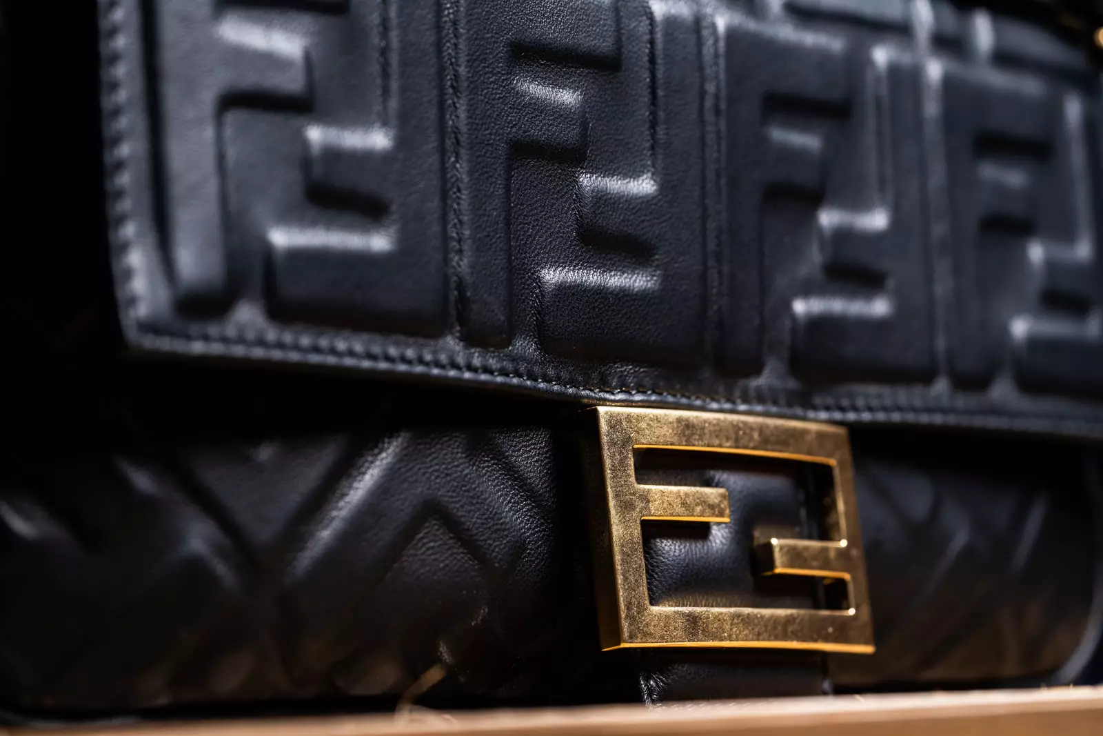 Fendi ṣe ayẹyẹ Fendi Baguette ni Ọjọ Apamowo Orilẹ-ede 972_8